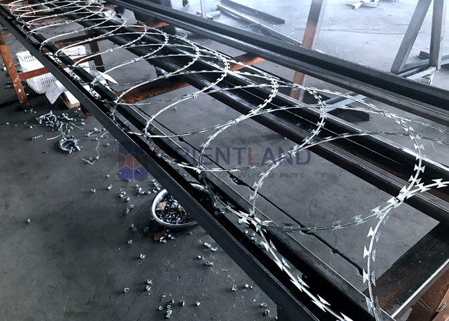 14-16m Flat Wrap Razor Wire Coils , Topping Flat Prison Razor Wire Barrier